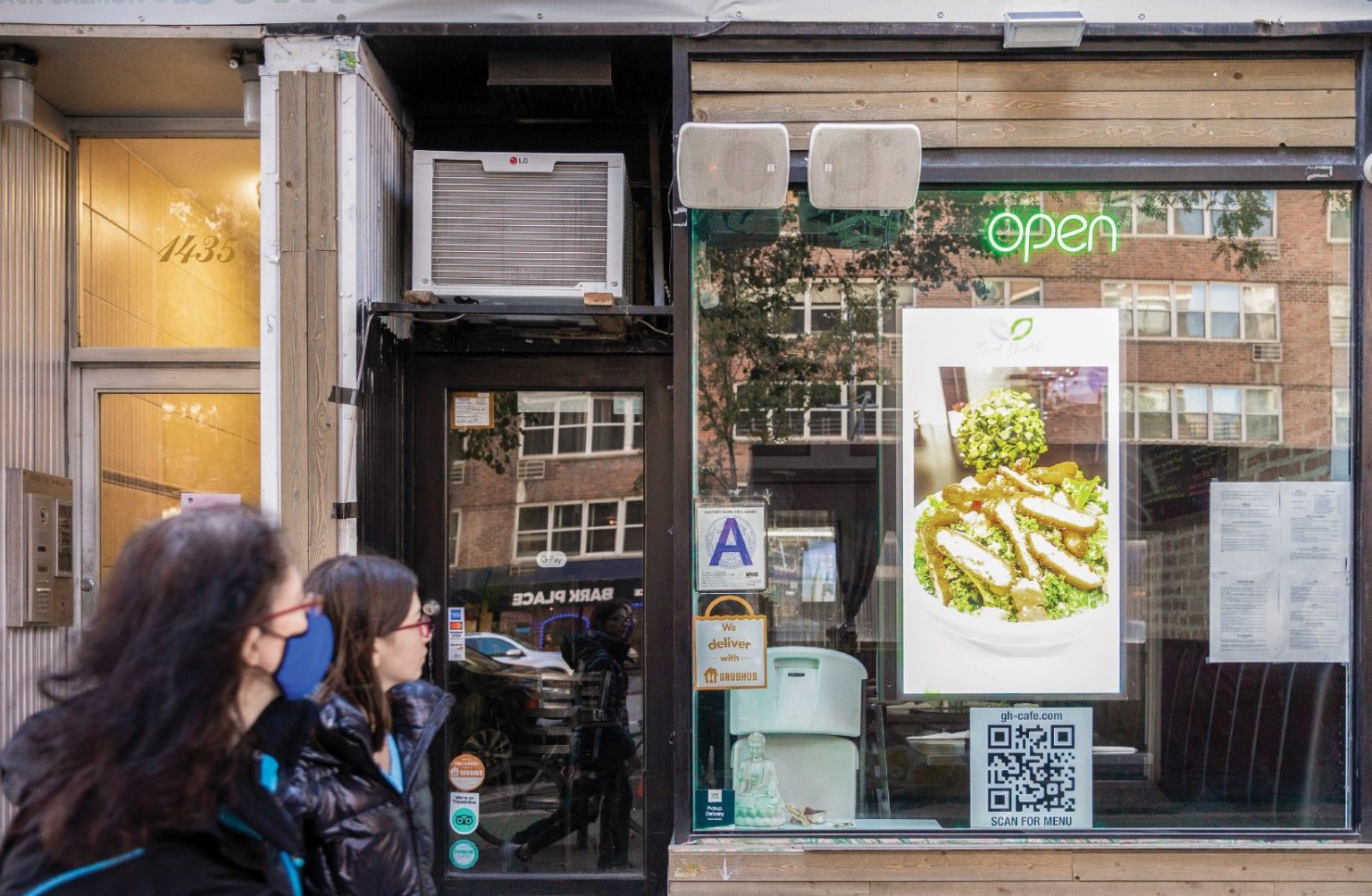 How Restaurants Earn Revenue Through Digital Signage – Pure Technology ...